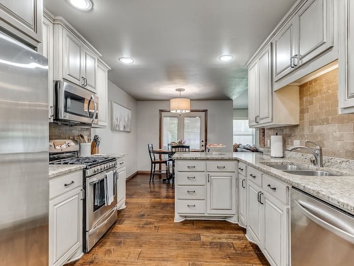 Clean And Cozy On West Side, Just 4mi To Campus! - Norman, OK