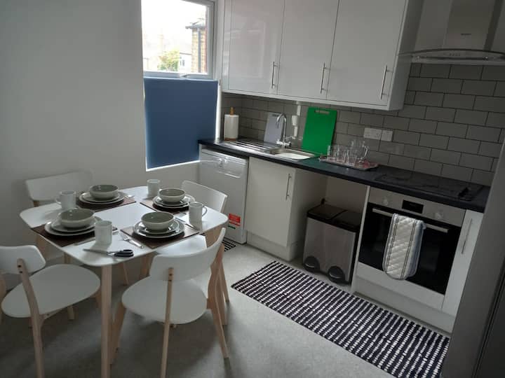 1 Bedroom Apartment With Parking - Twickenham