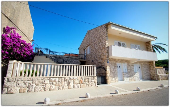 Apartman Nikolina Vis - Vis