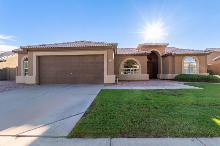 Bright + Beautiful 3bd Home Near Downtown Chandler - Chandler, AZ