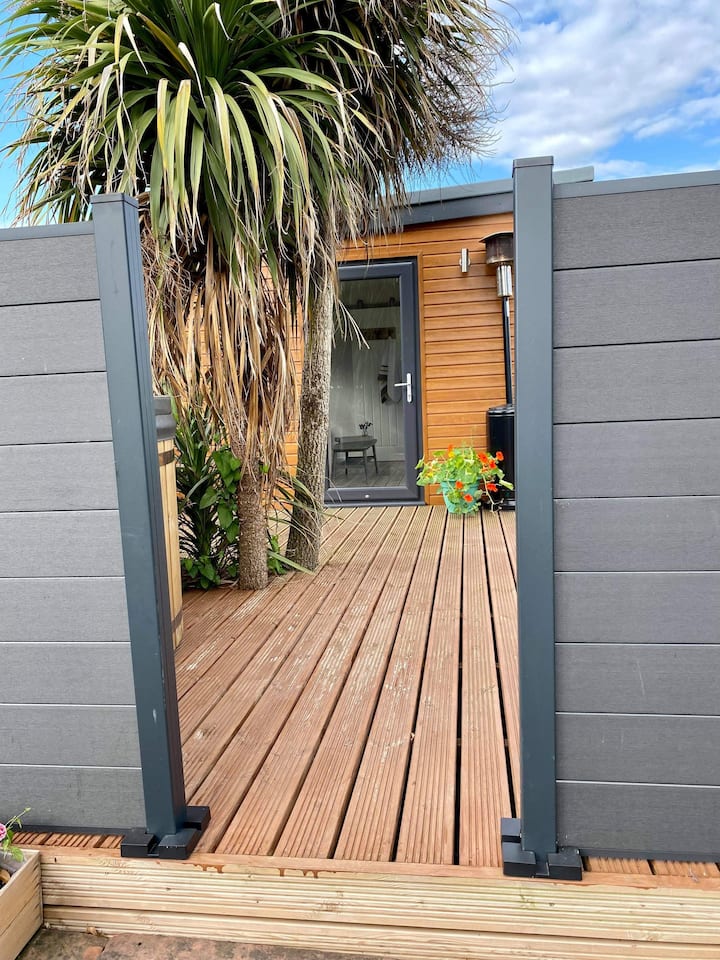 Delightful Summerhouse Studio With Hot Tub - Powfoot