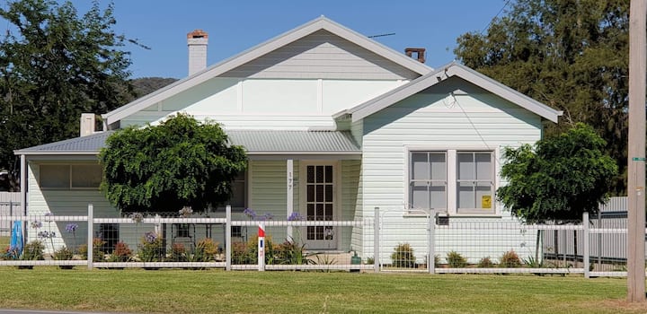 Cottage Getaway In Town. - Tumut