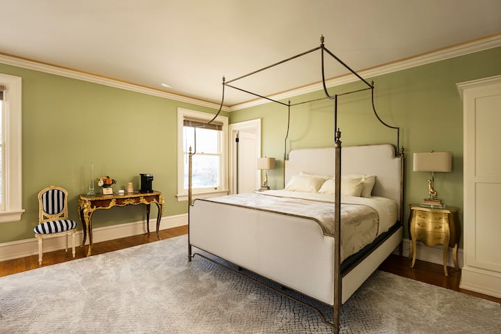The Green Suite - Luxury Boutique Hotel Room - Buffalo, NY