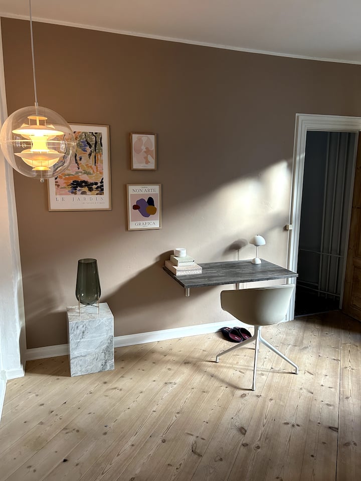 Rummelig Og Skøn Aarhus-lejlighed Med Altan. - Dinamarca