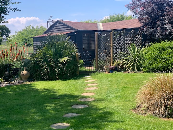 Quiet Cabin Overlooking Open Fields - Essex
