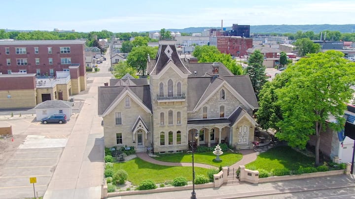 2 Bedroom Apartment Attached To Le Chateau - La Crosse, WI