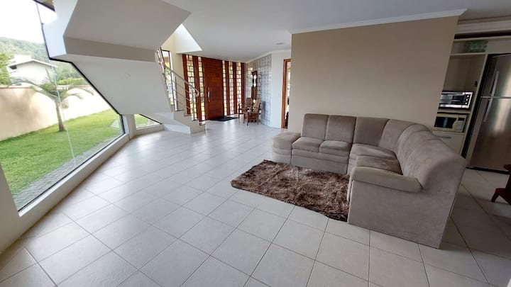 Ampla Casa Com Bela Piscina_ A 50 Metros Da Praia - Balneário Camboriú