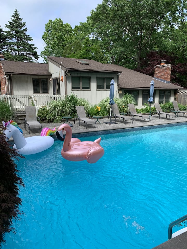 Peaceful 4-bedroom House With A Pool - East Hampton, NY