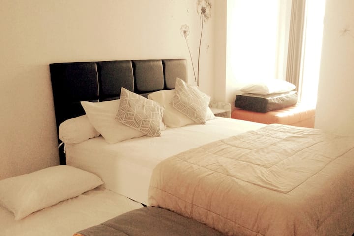 Great View 2br Benson F78 Netflix @Pakuwon, Max6px - 수라바야