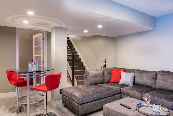 Newly Renovated Modern 1-bedroom Suite - Chicopee