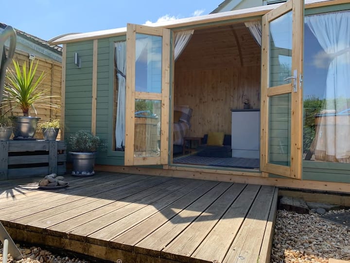 Delightful One Bedroom Hut - Braunton, North Devon - Barnstaple