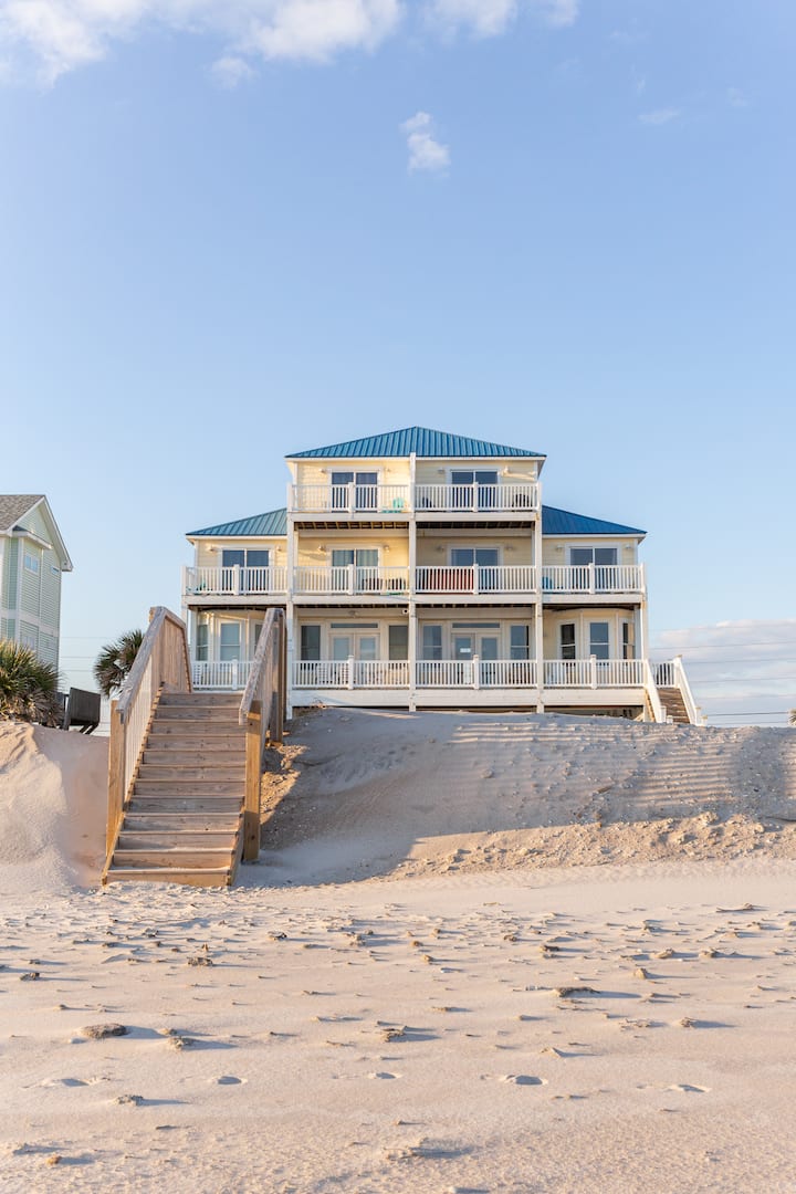 Beachfront Escape W/ Hot Tub + Game & Pirate Room - North Topsail Beach, NC