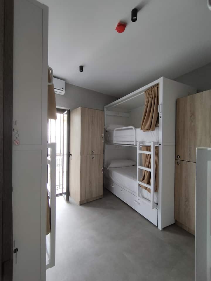 Cama En Dormitorio Compartido Femenino 6 Personas - Seville, Spain