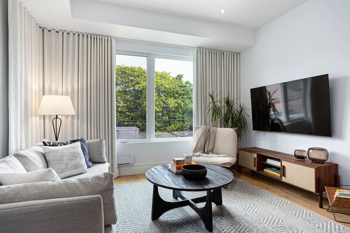 Cozy Revival Townhome With Patio & Ev Charger - Toronto