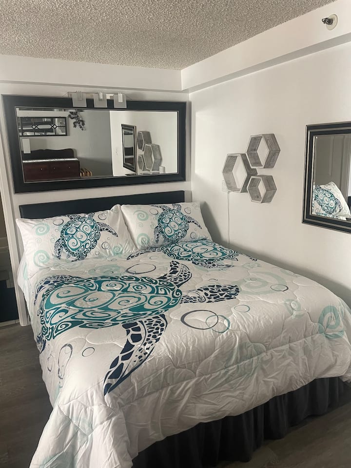 Studio Condo Steps From Waikiki Beach - Honolulu