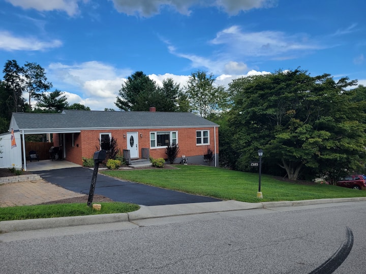 Hokie Retreat - Walking Distance To First & Main - Virginia Tech, Blacksburg