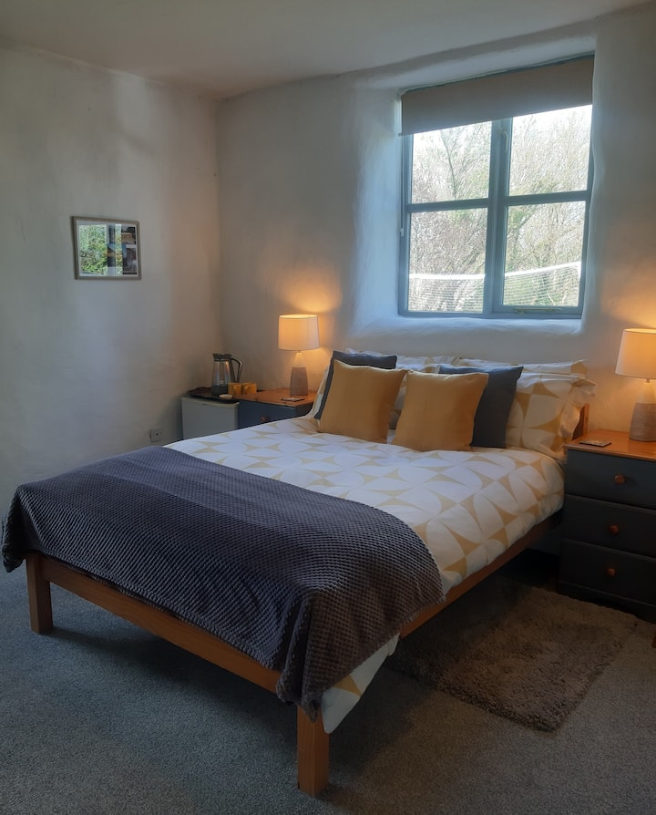 Cosy Characterful Room In Unique Straw Bale House. - Ledbury