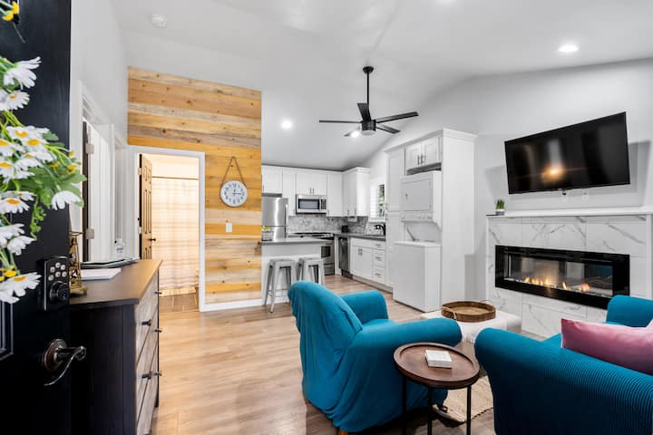 Phoebe's Pine Cone Cottage
Your Home While Away... - Shoreline, WA