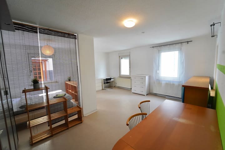 Geräumige 4-zimmer Wohnung Mit Privatparkplatz - Stuttgart