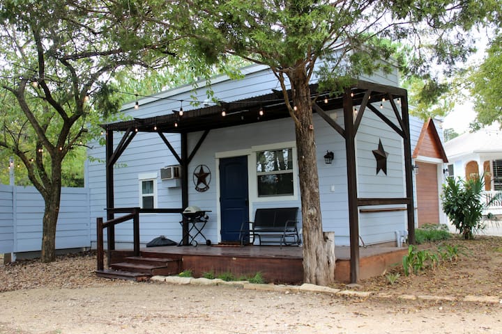Time To Relax & Enjoy This Quiet Country Cottage - Bastrop, TX