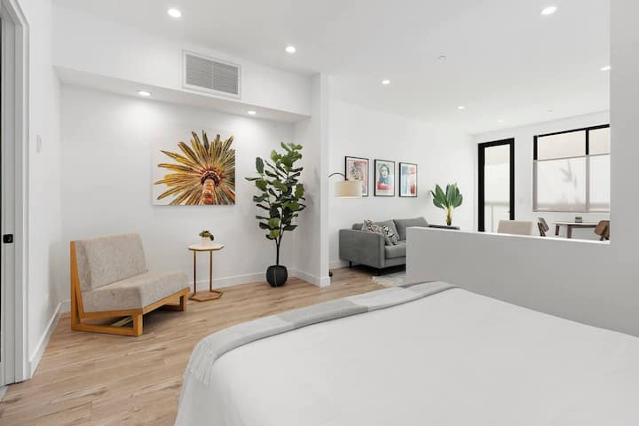 Modern Studio In Santa Monica - 11b - Los Angeles, CA