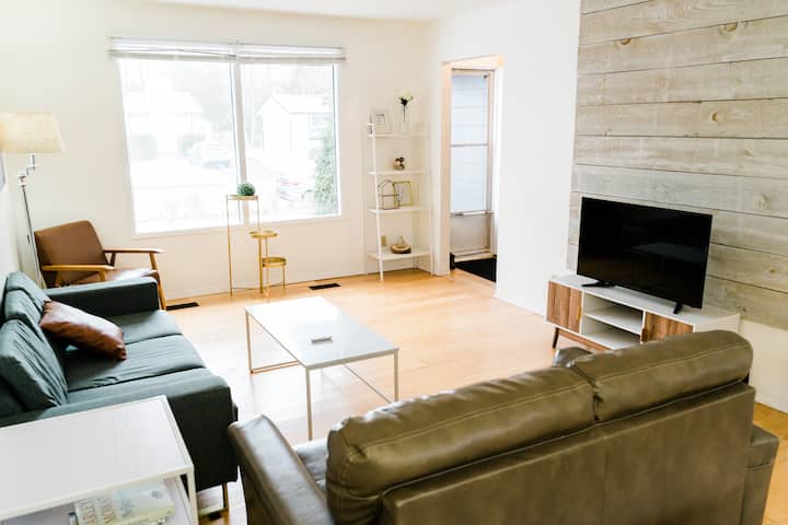 Hosta Haüs (5 Bed, 2 Bath) - Thunder Bay