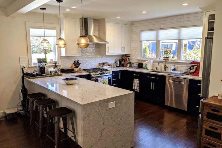 Easy Access To The North Shore Of Massachusetts! - Nahant, MA