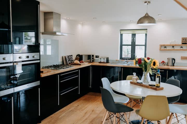 A Contemporary Retreat Located In City Centre - Whitesands Bay