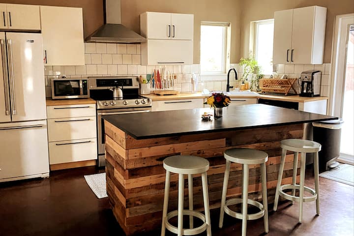 Welcoming 3 Bdrm/2.5 Ba Home—sleeps Up To 9! - Bozeman, MT