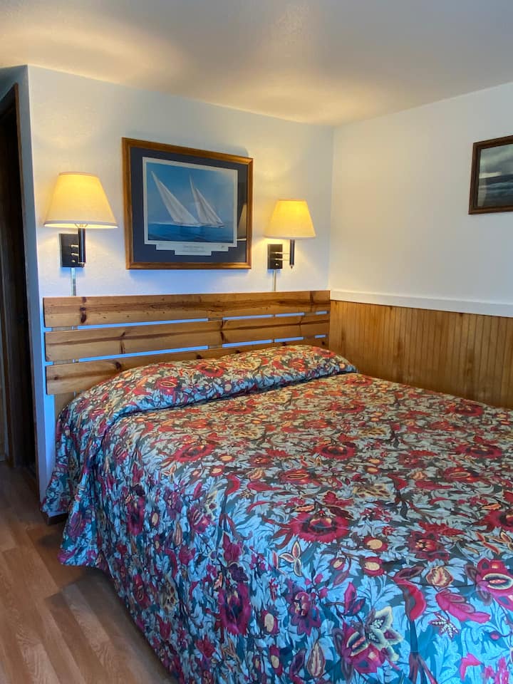 Cabin #23-1 Queen Bedroom Studio With Kitchenette - Oceanside, OR