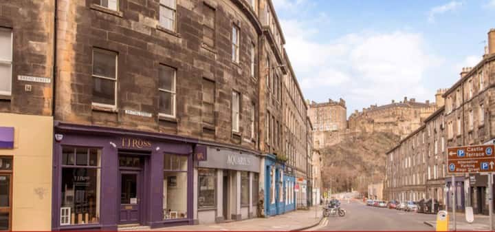 Large 4 Bed (Sleeps 8) Castle View - Refurbished - Edinburgh