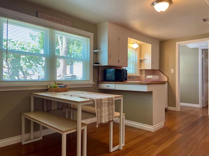 Cool, Spacious Suite Tucked Away In N. Greenwood - Seattle, WA