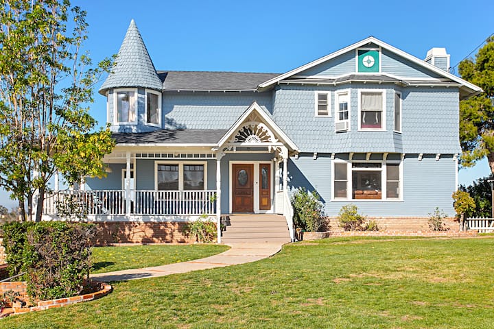 Dreamy Victorian Gathering: Yard, Patios, Views - California