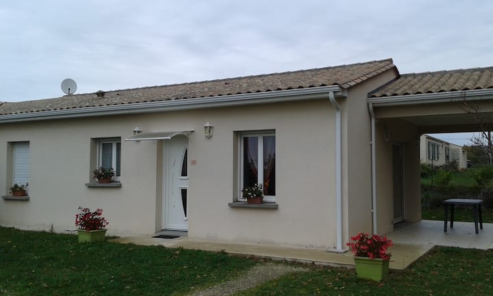 Gite Fleuri Pour Curistes Et Vacanciers - Jonzac
