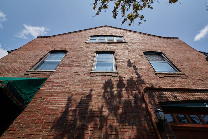 Historic Coachhouse - Milwaukee