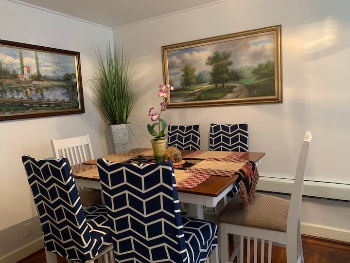 Cheerful Residential Home With Free Parking. - Staten Island, NY