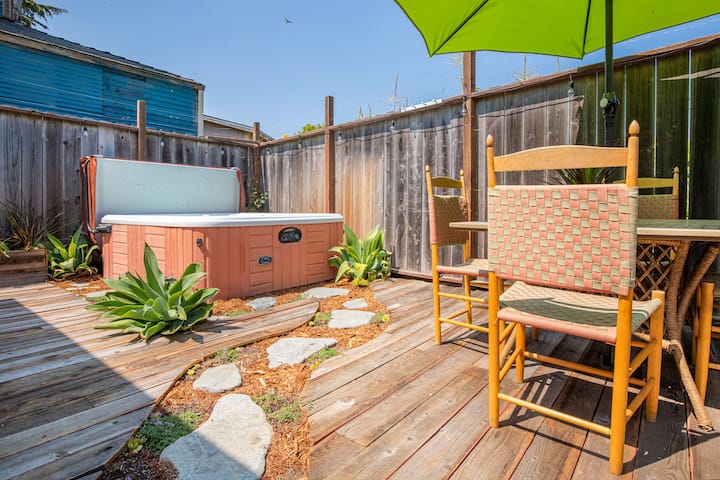 Boardwalk Oasis-hottub-bikes- Surfbrds, 1blk Beach - Santa Cruz, CA