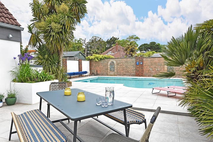 Stunning Beachside Holiday Home With Heated Pool - West Sussex