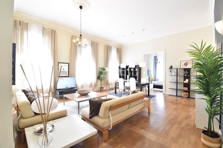 Spacious 3 Bedroom / 3 Bathroom Condo - Budapest
