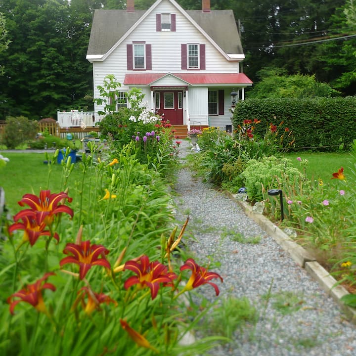The Doll House - On A Lake/trails - Claremont, NH