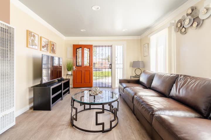 Cheerful 2 Bedroom Residential Home W/free Parking - Gardena, CA