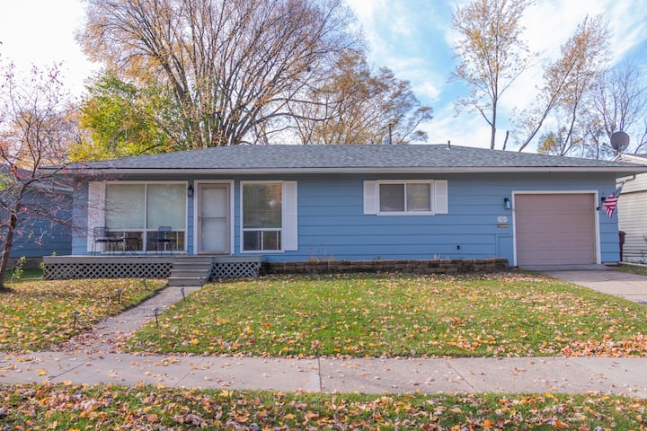 Updated 5 Bedroom Ranch Near Downtown W/projector! - University of Michigan Hospital, Ann Arbor