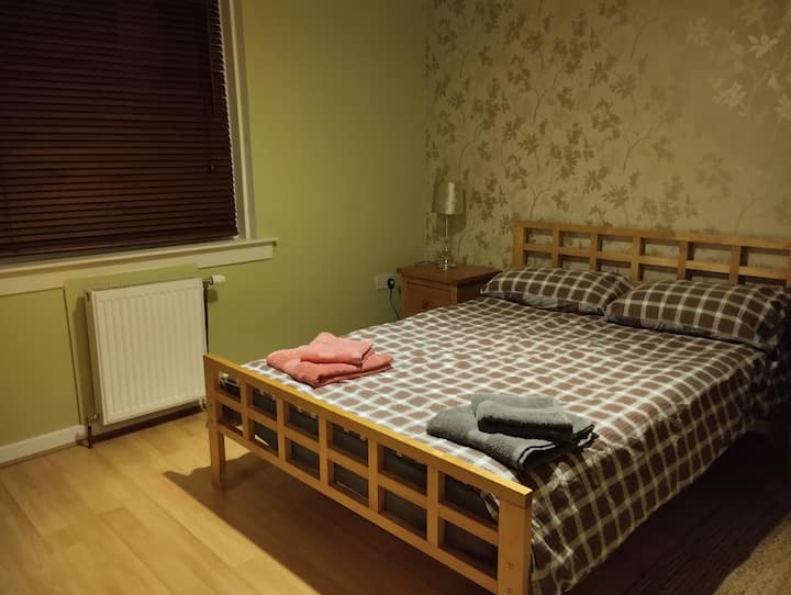 Lovely 2 Bed Main Door Flat With Free Parking - Edinburgh