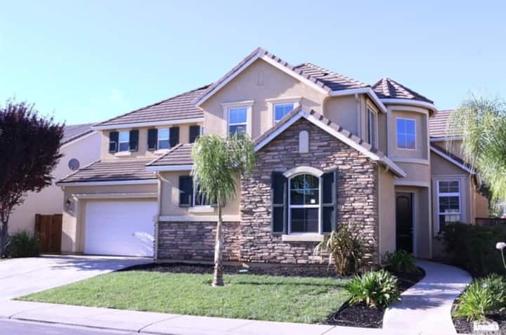 Furnished 5 Bedrooms/ 4 Bathroom, Washer, Dryer - Patterson, CA