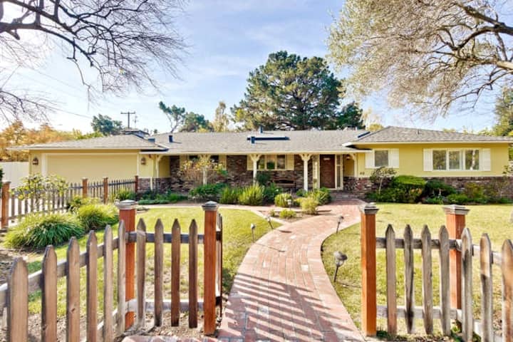 Gorgeous Ranch Home On A 14000 Sq. Ft. Garden Lot! - Mountain View, CA