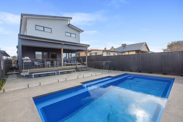 Contemporary Coastal Escape With Sparkling Pool - Dromana