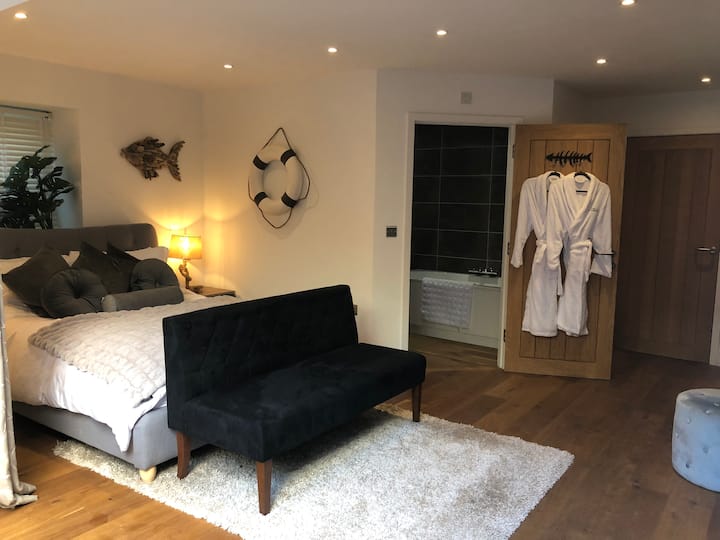 Luxury Private Room With Hot Tub & Breakfast For 2 - Isle of Wight