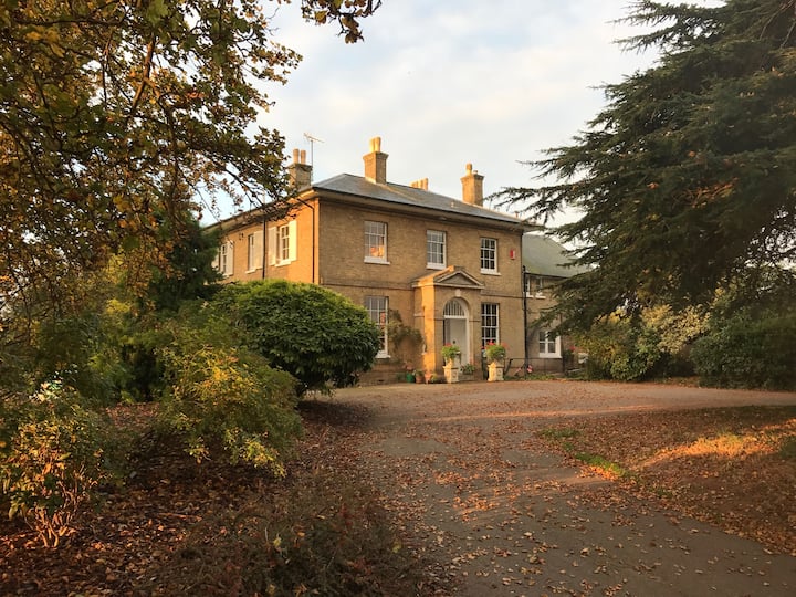 Elegant Old Vicarage Surrounded By Countryside - Sittingbourne