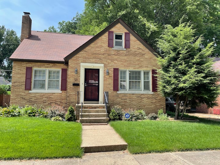 Adorable Totally Remodeled 2 Br + Den - Springfield, IL