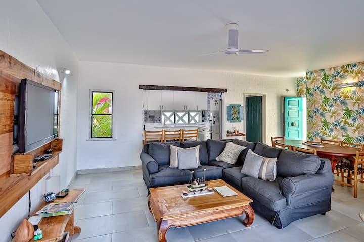 Beachfront Apartment With Sea Views - Dolphin Coast